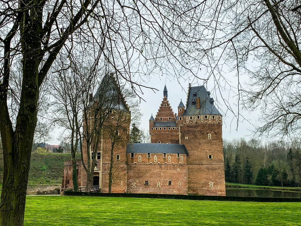 Castle Hunters: Explore Iconic Castles Worldwide