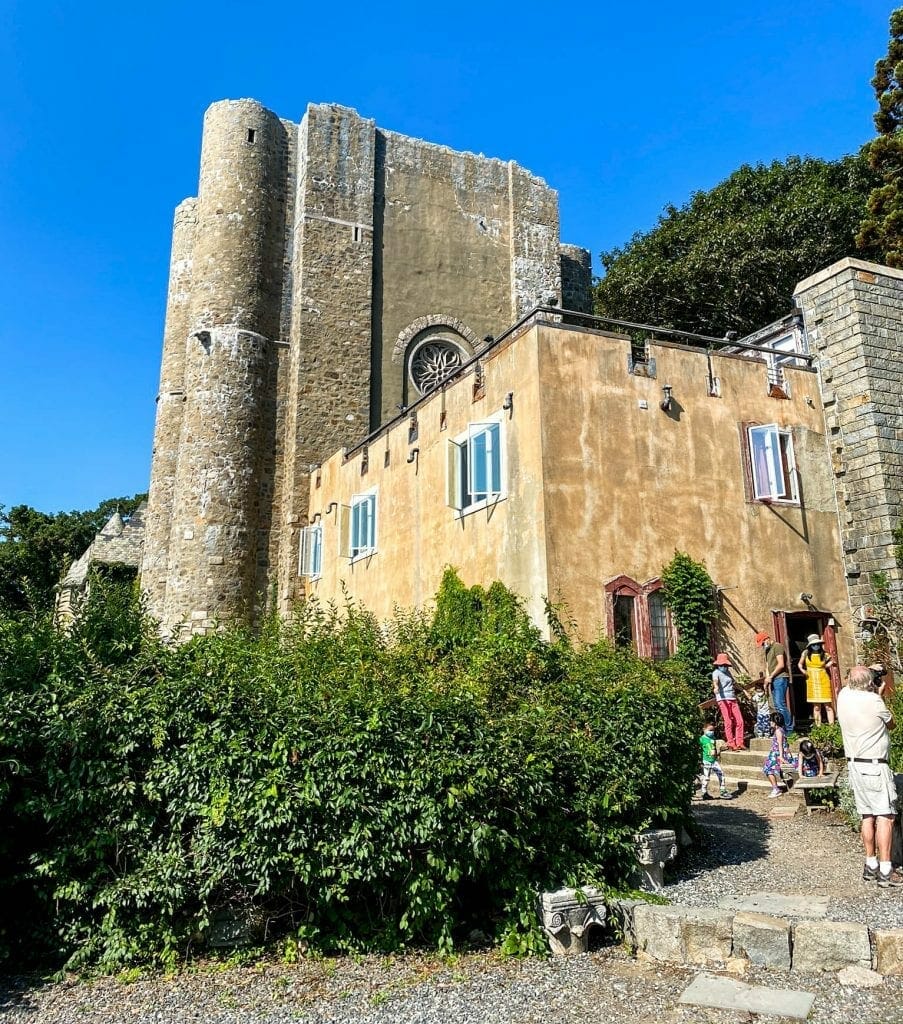 Castle Hunters: Explore Iconic Castles Worldwide