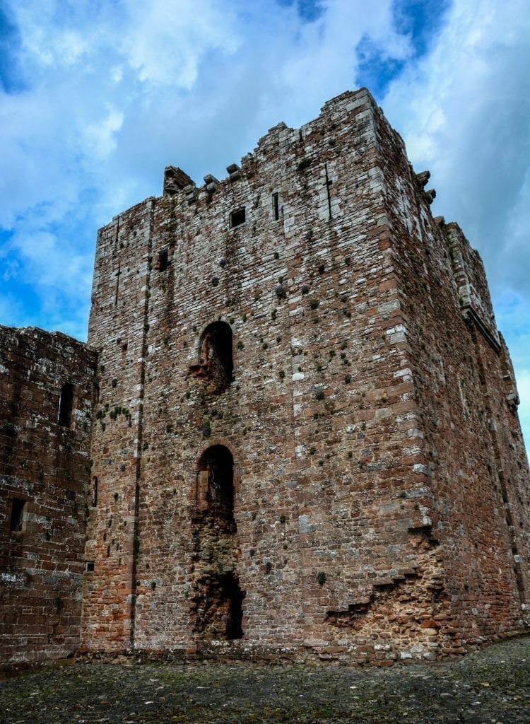 Castle Hunters: Explore Iconic Castles Worldwide