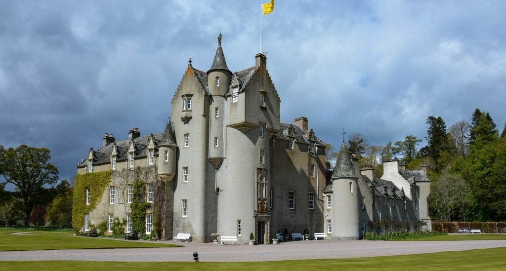 Castle Hunters: Explore Iconic Castles Worldwide