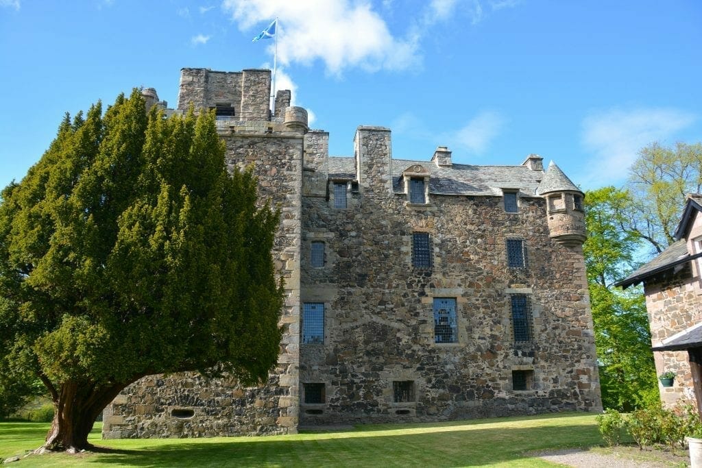 Castle Hunters: Explore Iconic Castles Worldwide