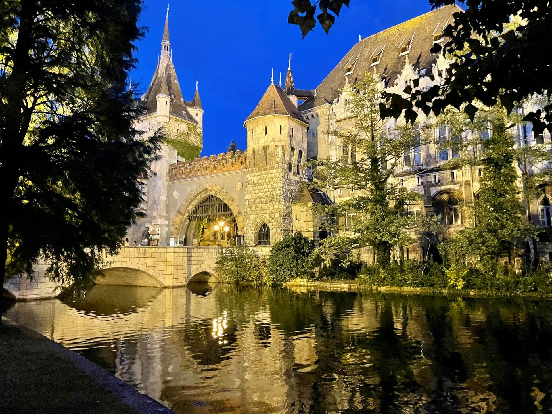 Castle Hunters: Explore Iconic Castles Worldwide