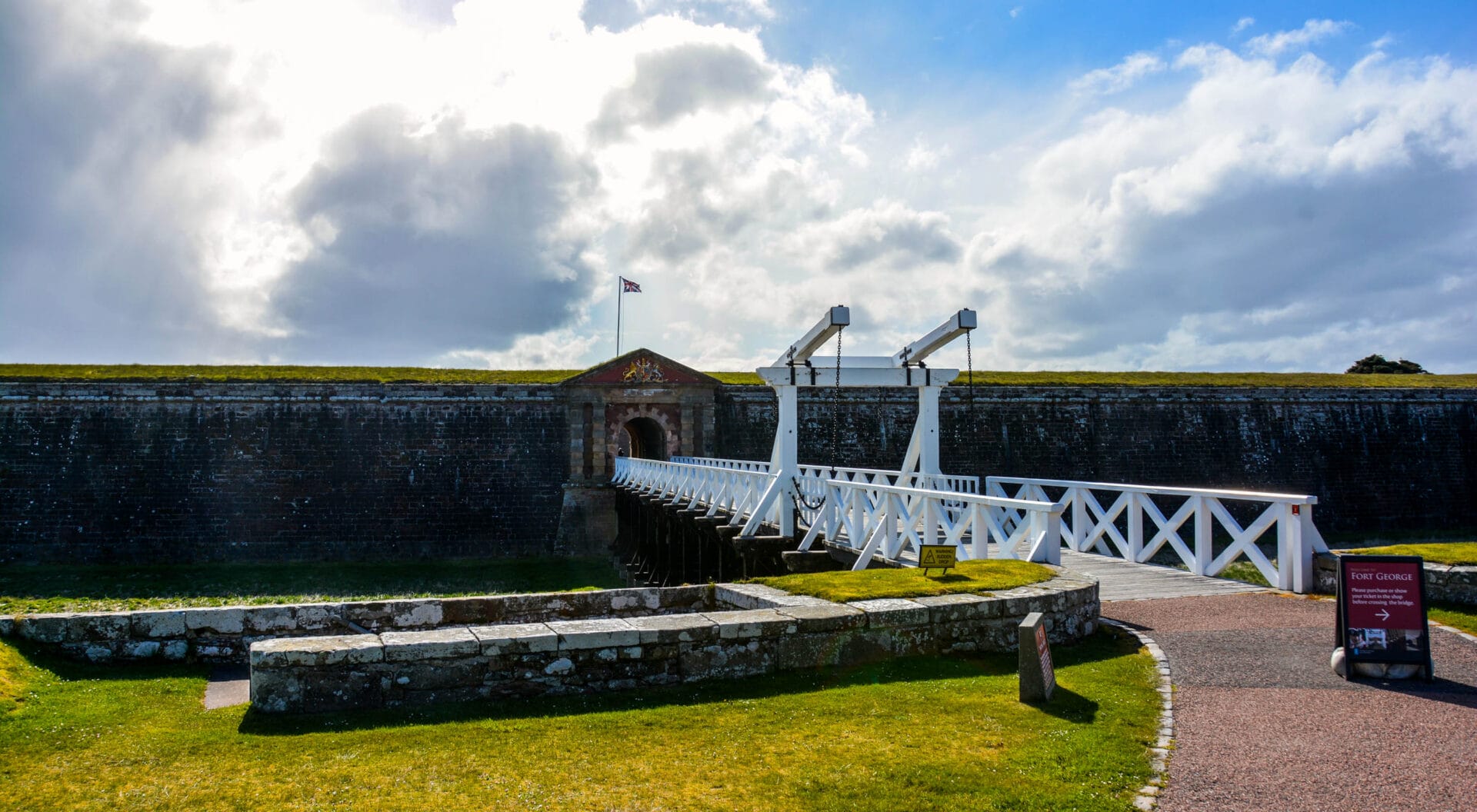 Fort George Visitor Guide: Historic Scotland - Wanderers Compass